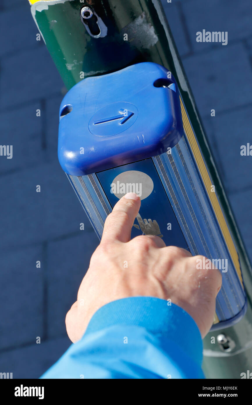 Pedestrian button hi-res stock photography and images - Alamy