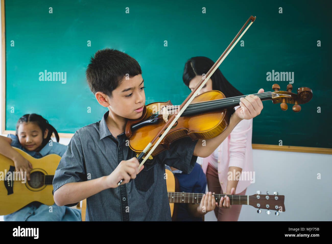 Boy playing violin hi-res stock photography and images - Alamy