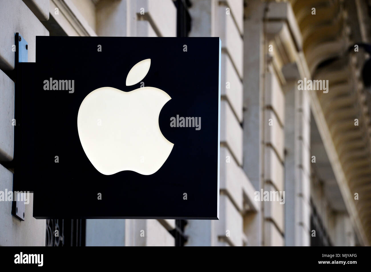 Apple logo on Opéra store - Paris - France Stock Photo - Alamy