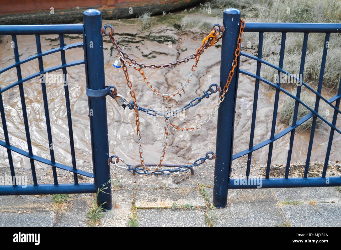 Old chain link fence sign hi-res stock photography and images - Alamy