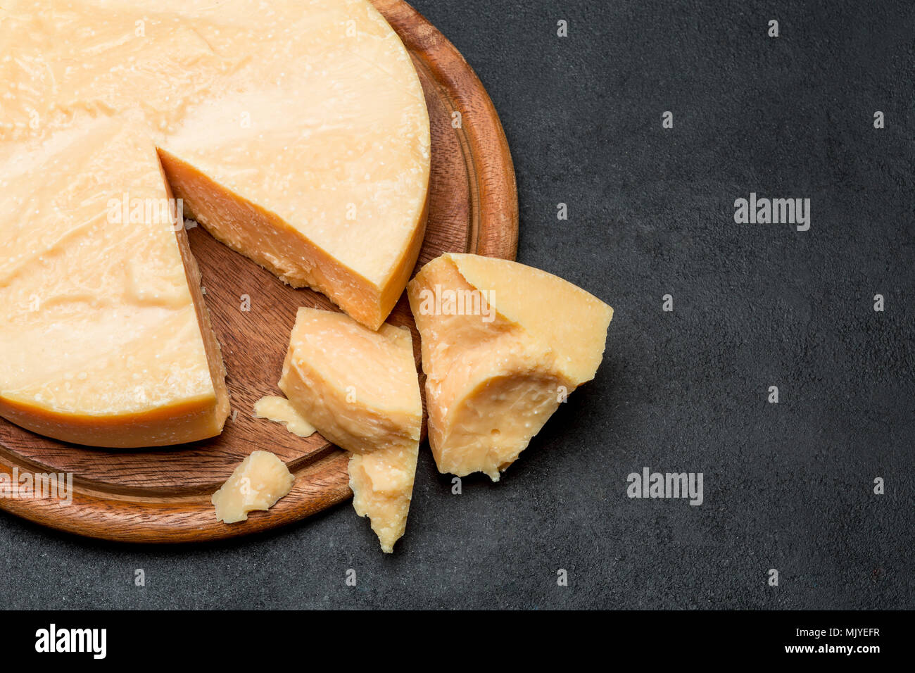 Whole round Head and pieces of parmesan or parmigiano Stock Photo - Alamy