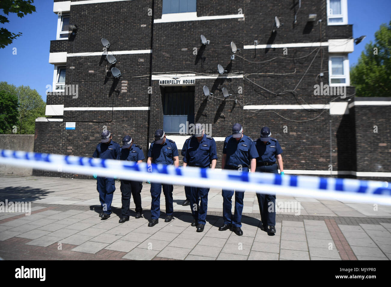 Police officers comb the cordoned area in camberwell new road hi-res ...