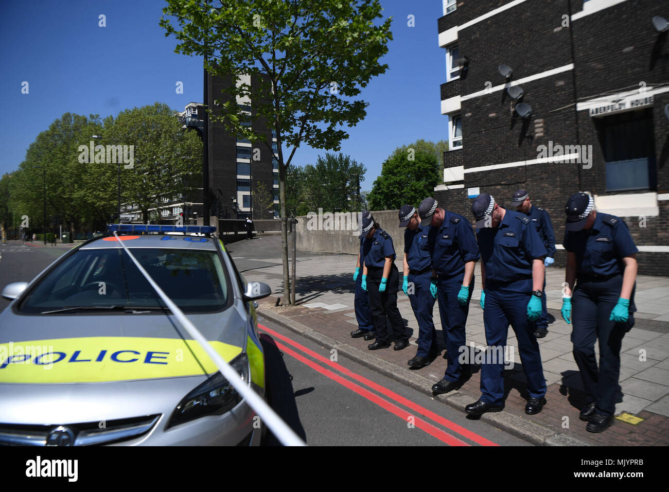Police officers comb the cordoned area in camberwell new road hi-res ...