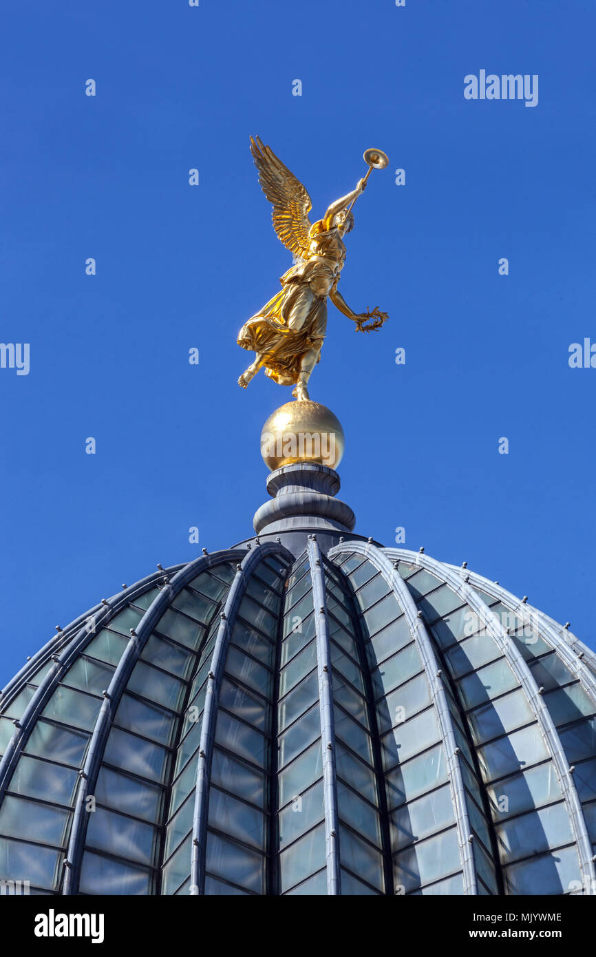 Golden angel hi-res stock photography and images - Alamy