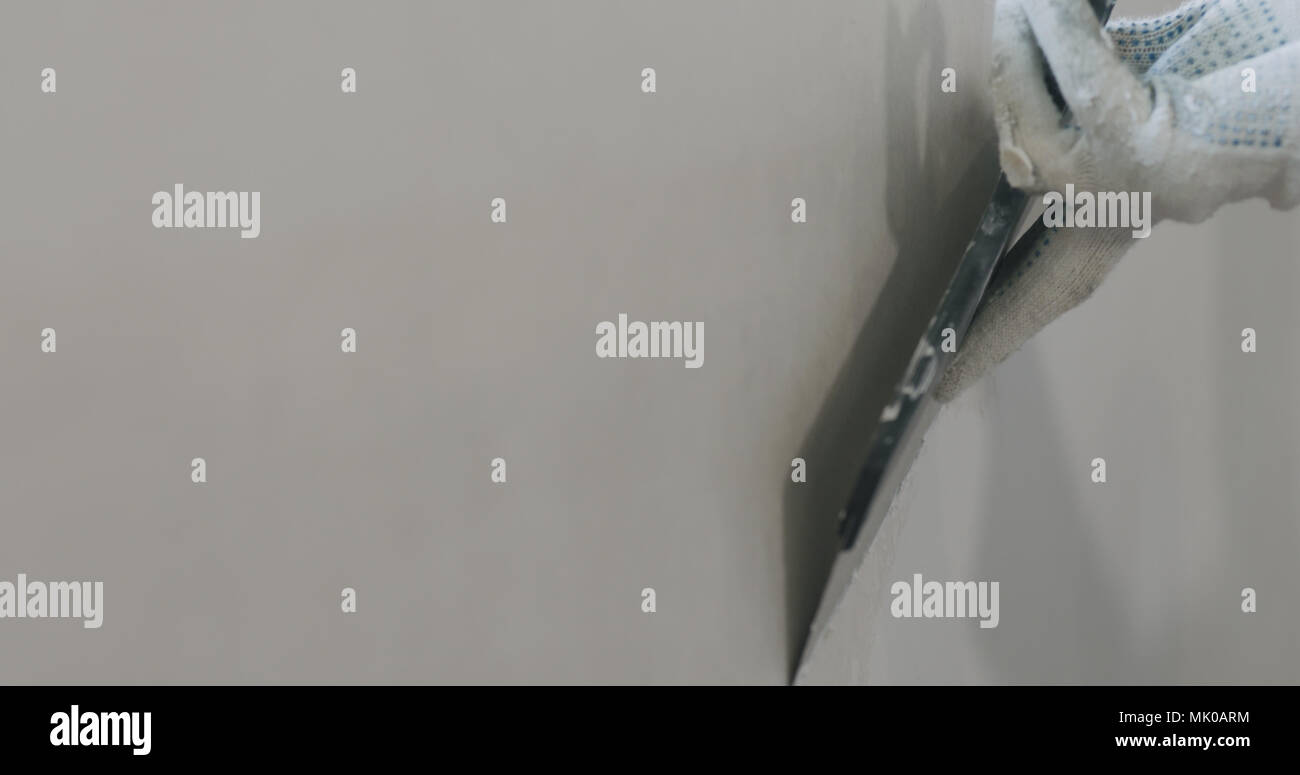 worker applying putty on the wall Stock Photo - Alamy