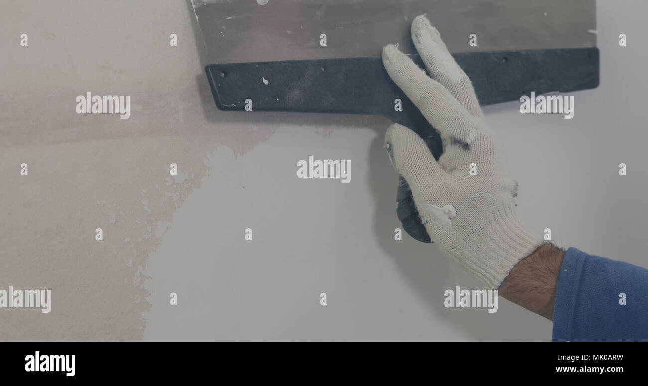 worker applying putty on the wall Stock Photo - Alamy