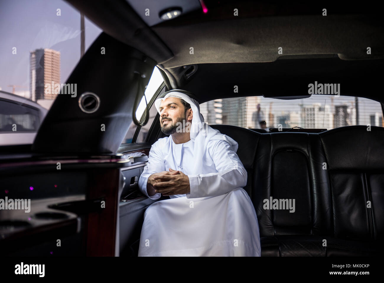 Kandora emirati hi-res stock photography and images - Alamy