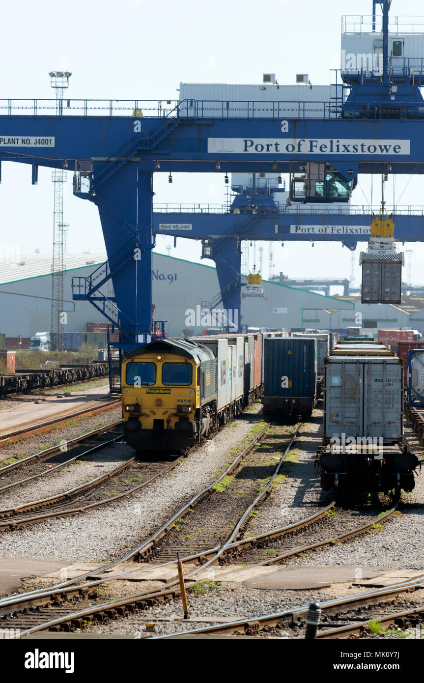 Flatbed railroad wagons hi-res stock photography and images - Alamy