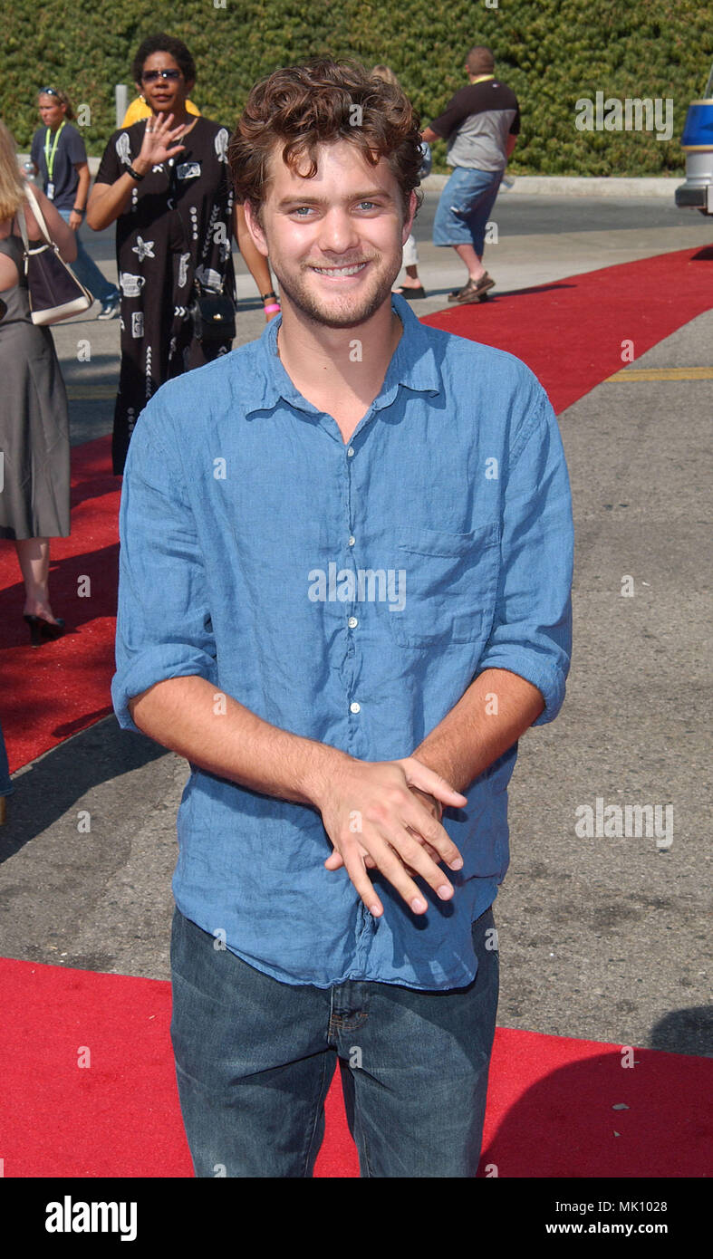 Joshua Jackson arrives at the Teen Choice Awards 2002 held at the ...