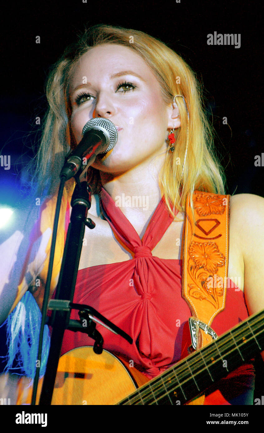 Jewel performing at the opening of One Seven at Hollywood & Highland in ...