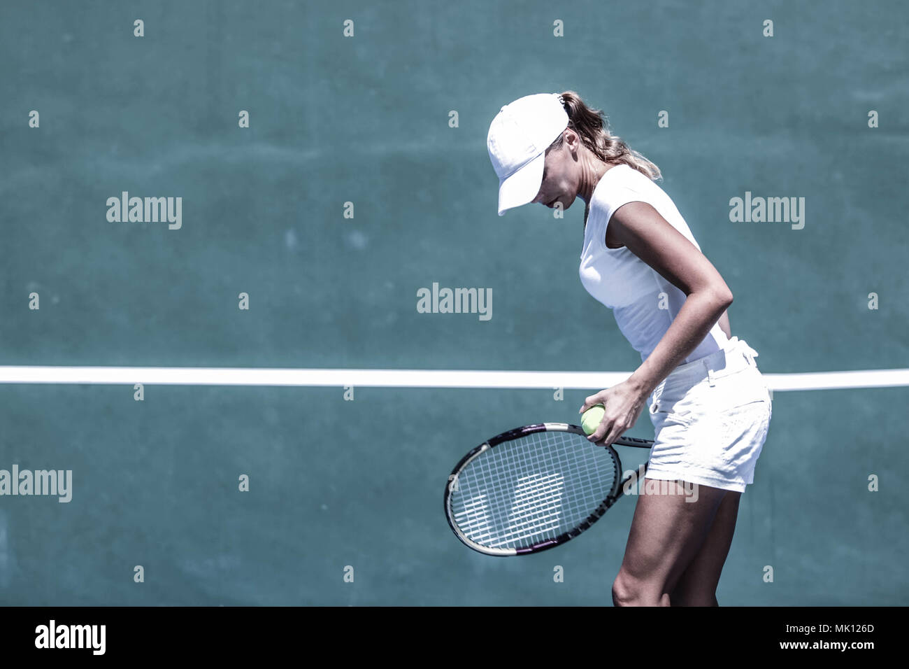 Female tennis player on court ready to hit Stock Photo - Alamy