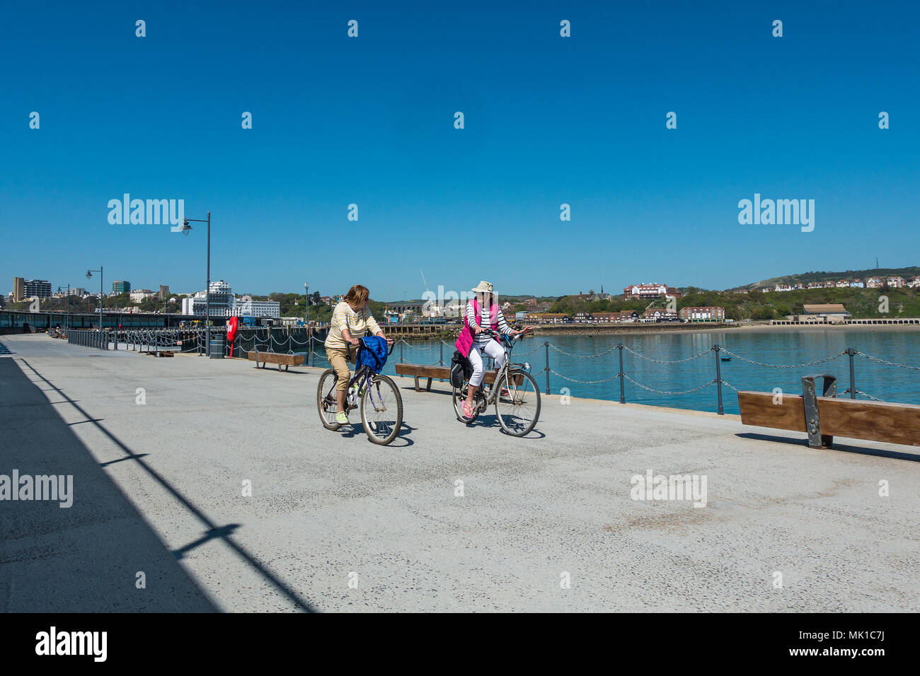 Women cyclists uk hi-res stock photography and images - Alamy