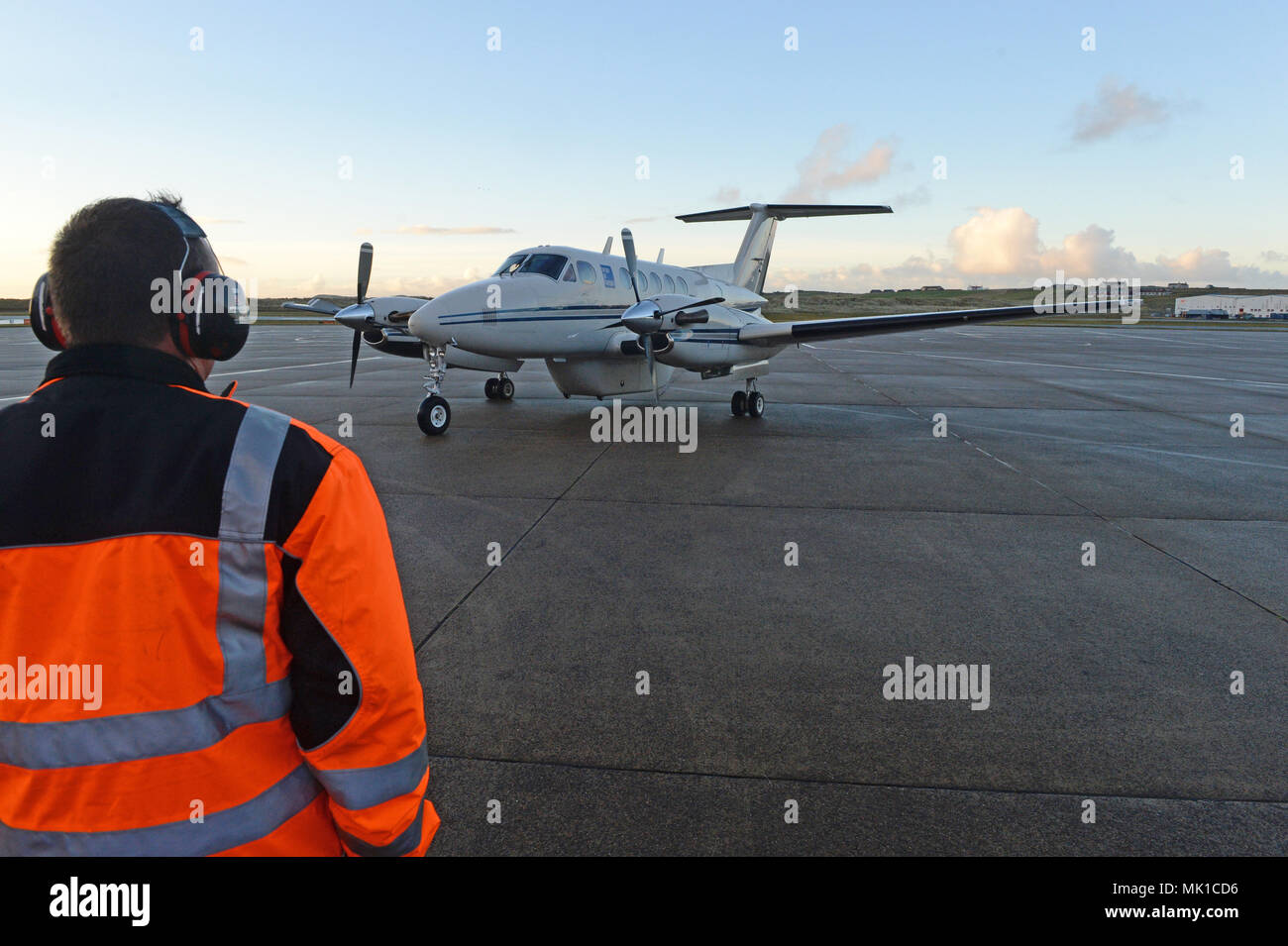 Airport ground crew stewardess hi-res stock photography and images - Alamy