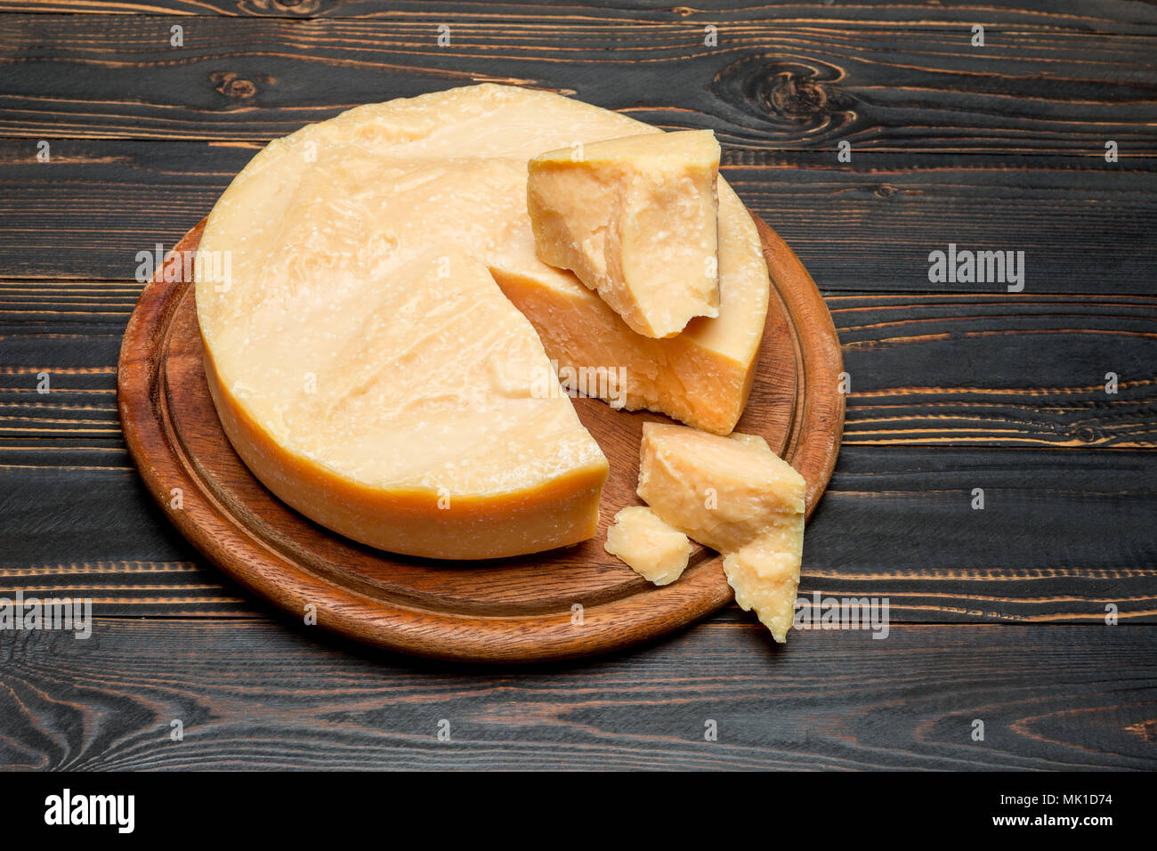 Whole round Head and pieces of parmesan or parmigiano Stock Photo - Alamy