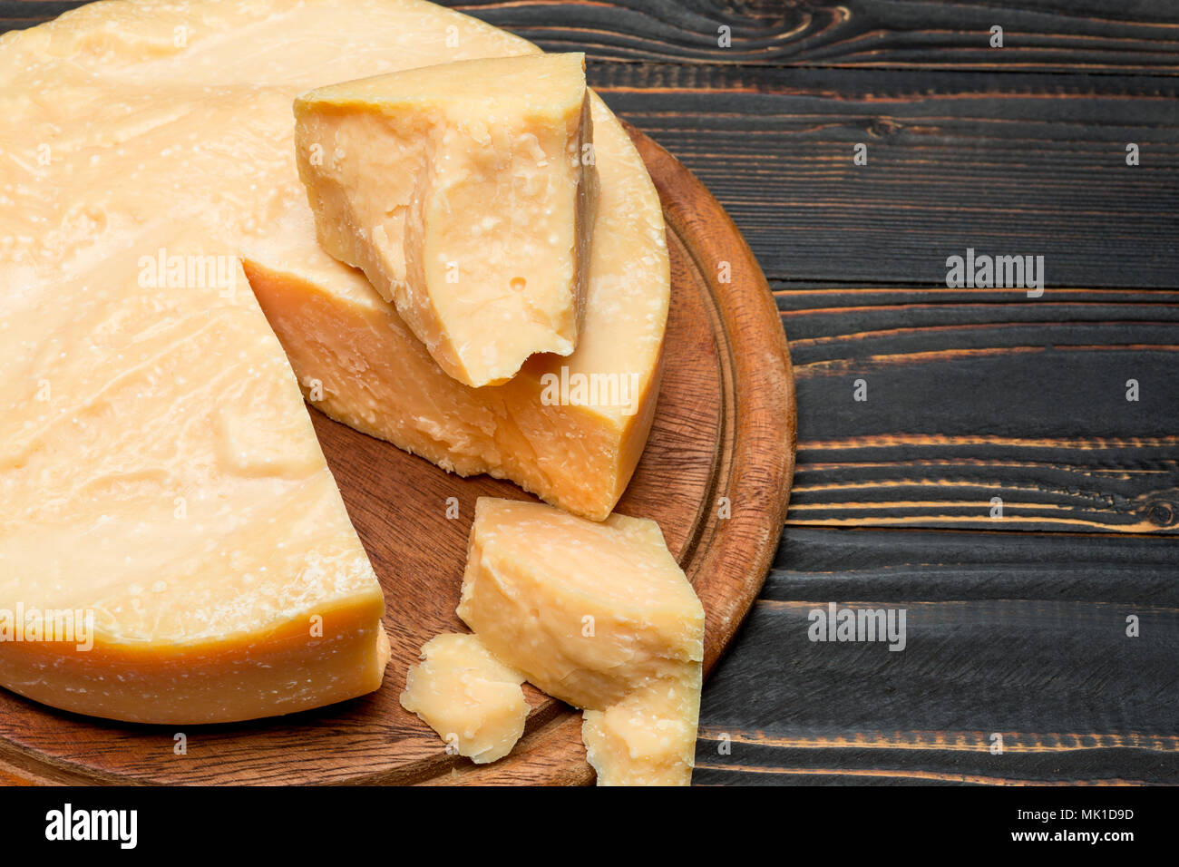 Whole round Head and pieces of parmesan or parmigiano Stock Photo - Alamy