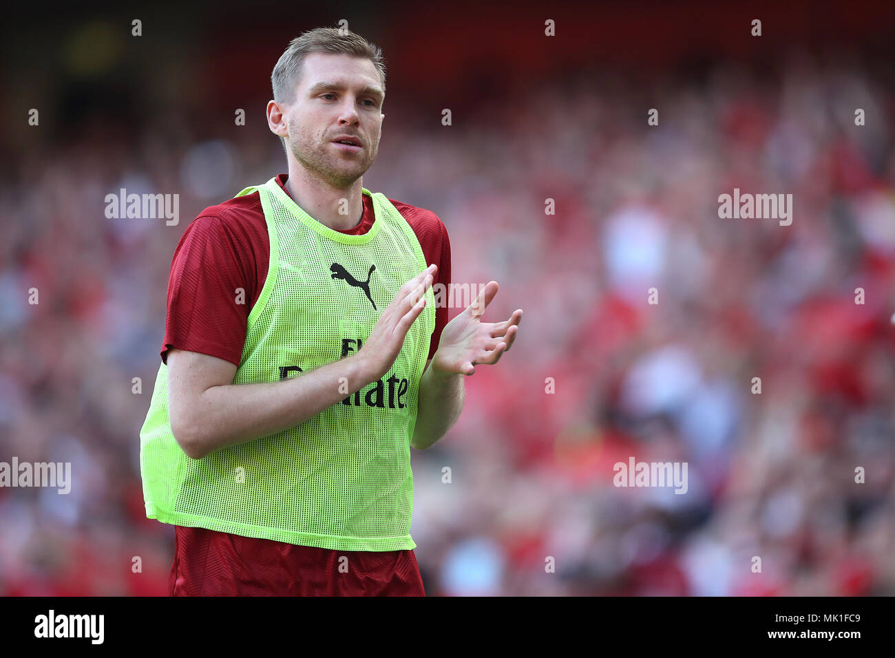 Football stadium fans touchline hi-res stock photography and images - Alamy