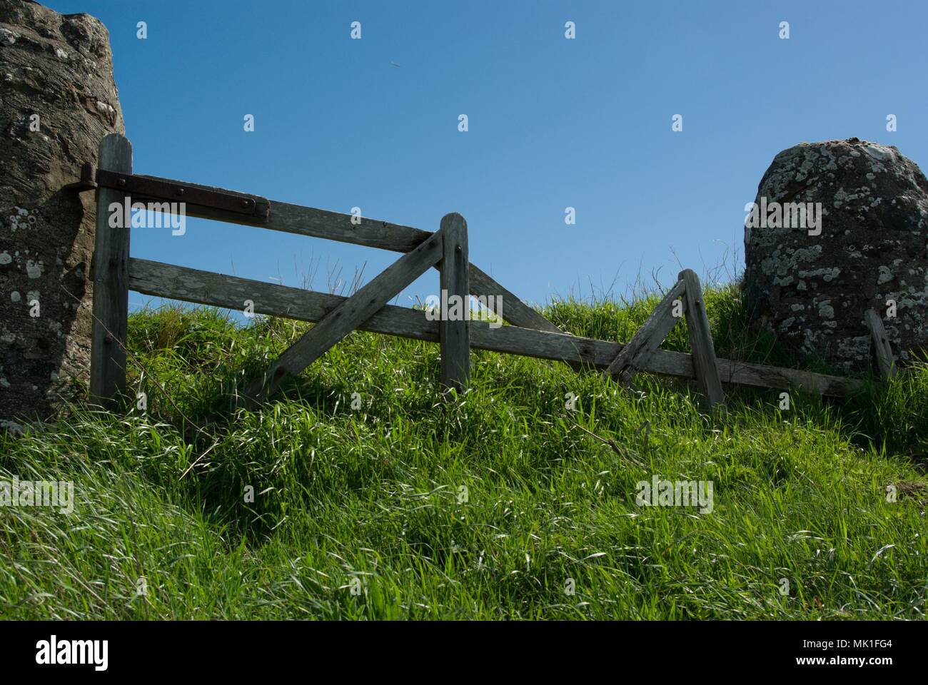 Farm gate broken hi-res stock photography and images - Alamy