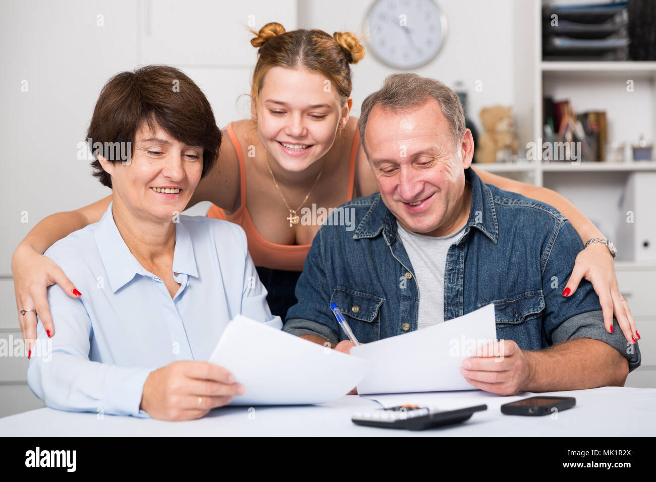 Mother daughter singing table hi-res stock photography and images - Alamy