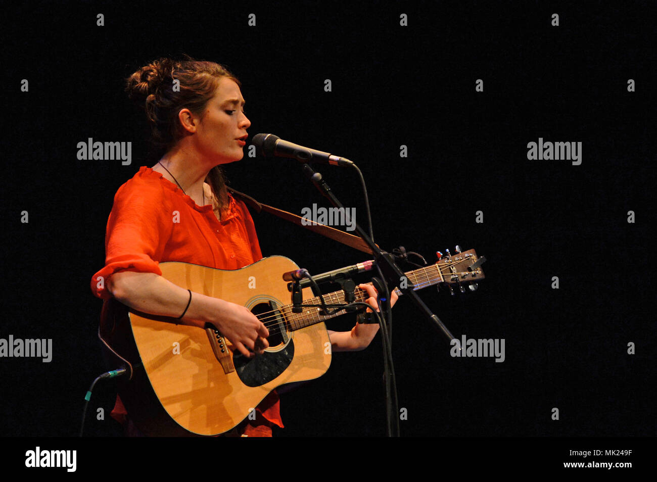 Rachel Sermanni Scottish folk musician soloist playing at Mareel in ...