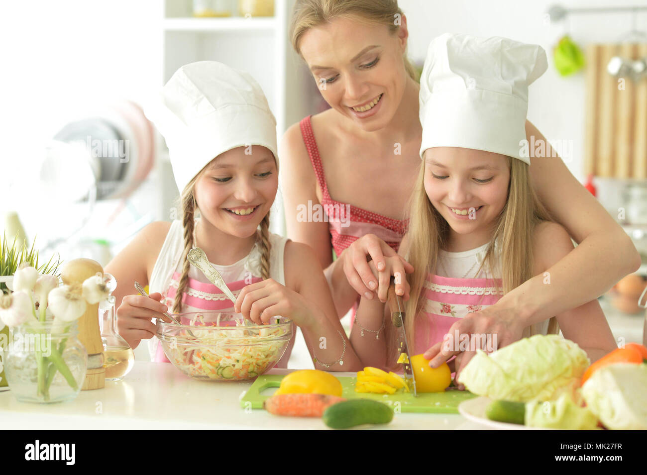 Mom and daughter cook Stock Photo - Alamy