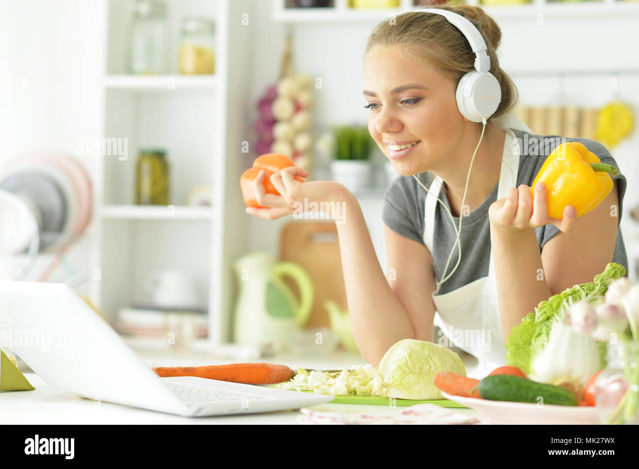 girl in the kitchen cook Stock Photo - Alamy