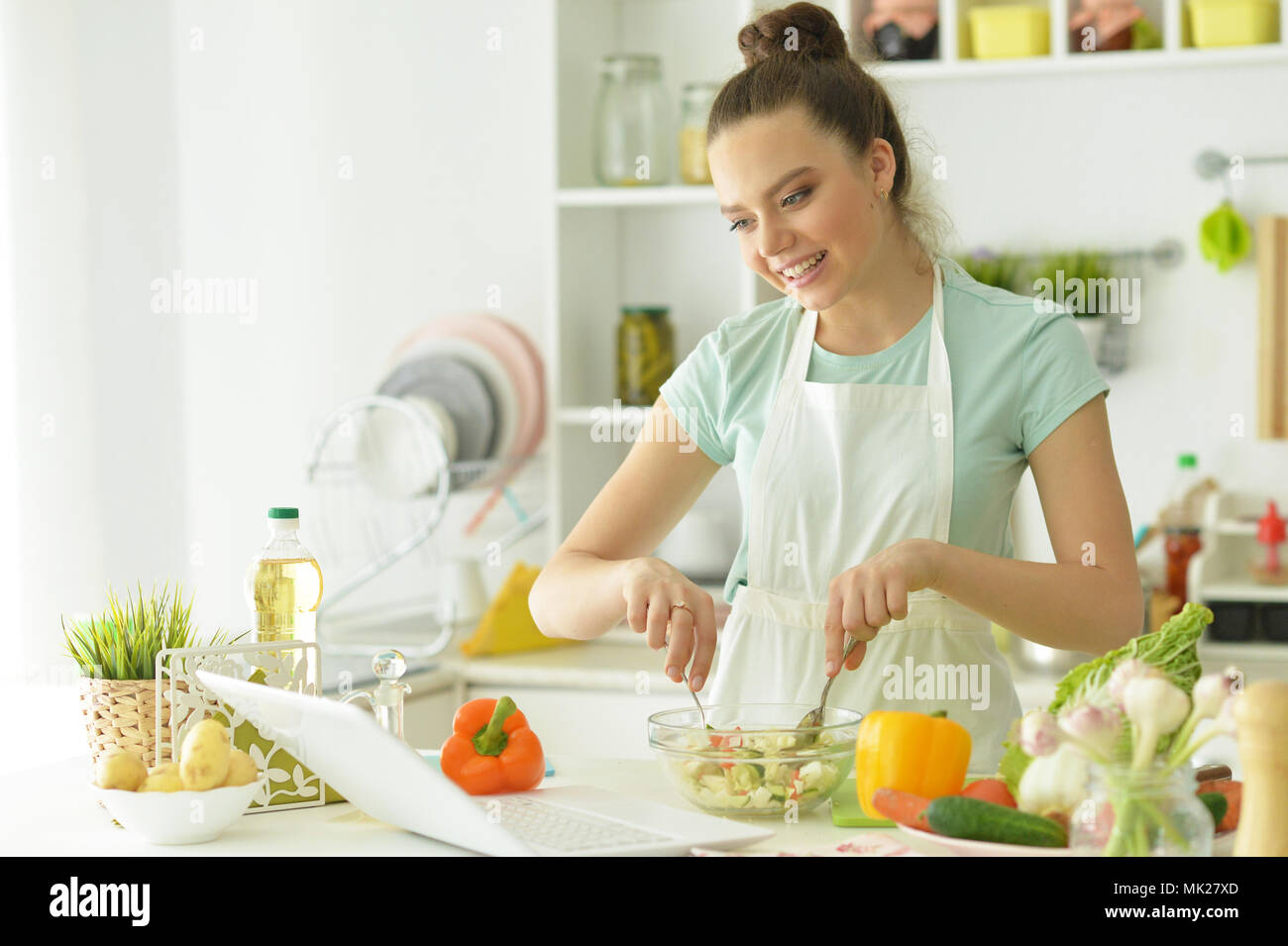 girl in the kitchen cook Stock Photo - Alamy