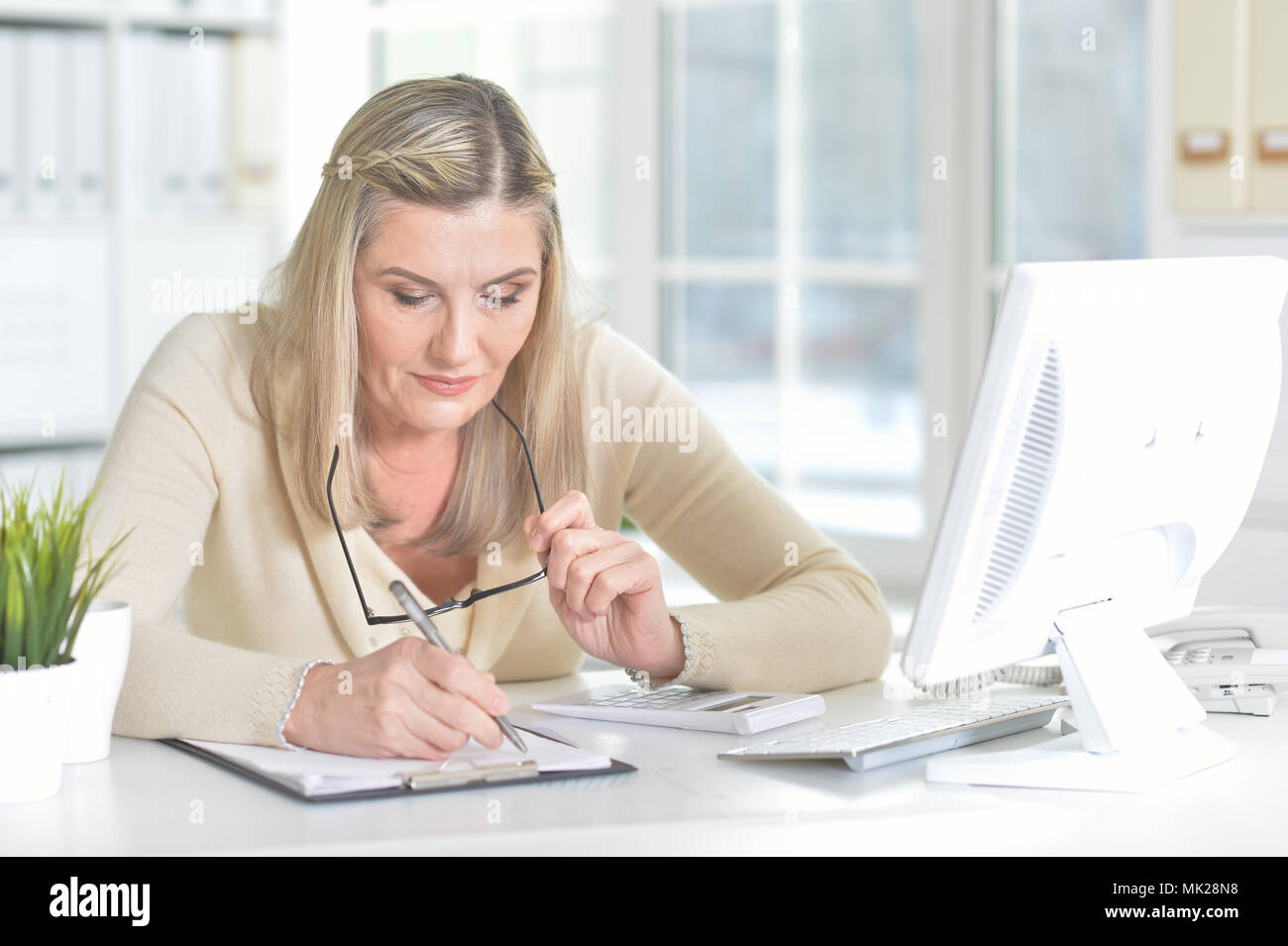 mature woman using computer Stock Photo - Alamy