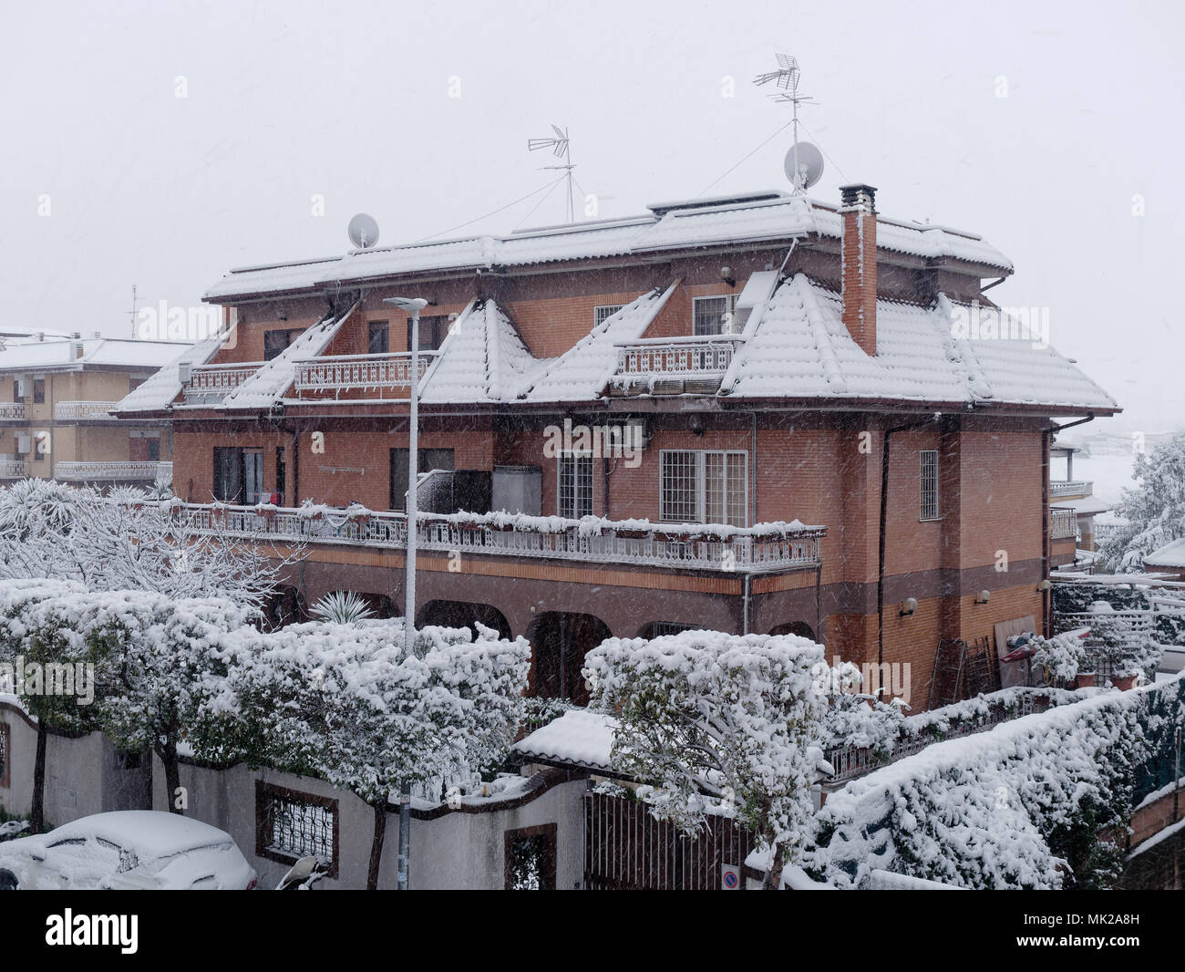 Icy roofs hi-res stock photography and images - Alamy