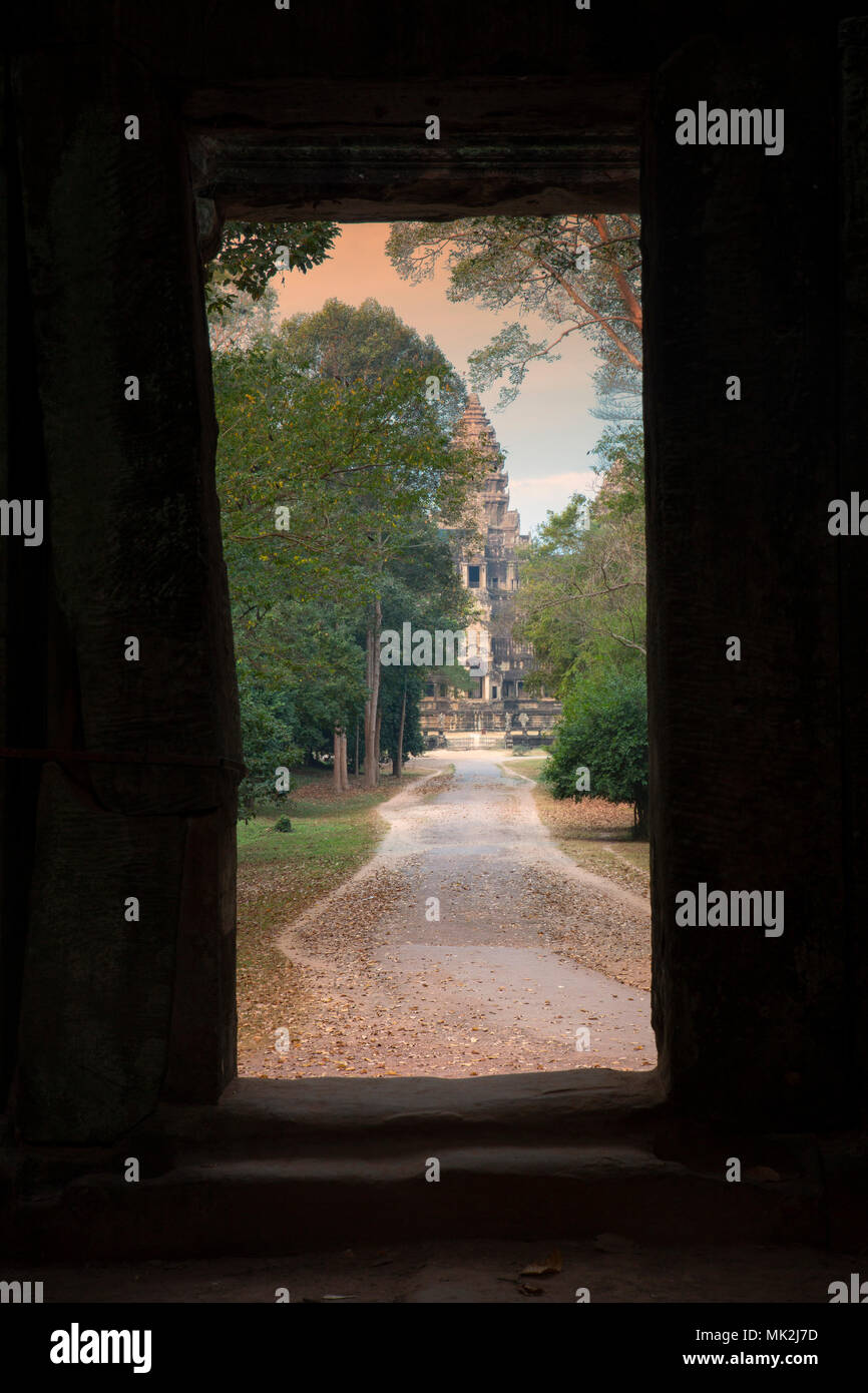 Angkor wat gateway hi-res stock photography and images - Alamy