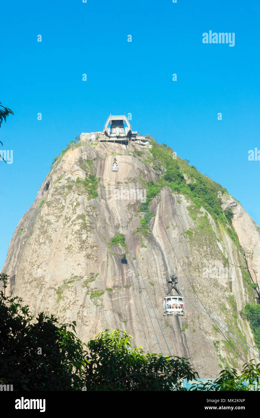 The Sugarloaf mountain cablecar, running between Morro da Urca and ...