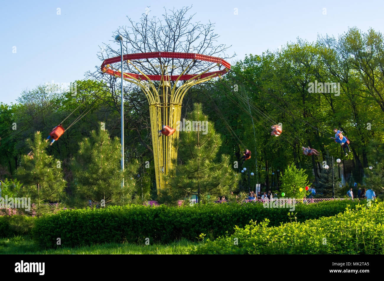 attractions in spring city Park - blooming flower and trees, bright ...