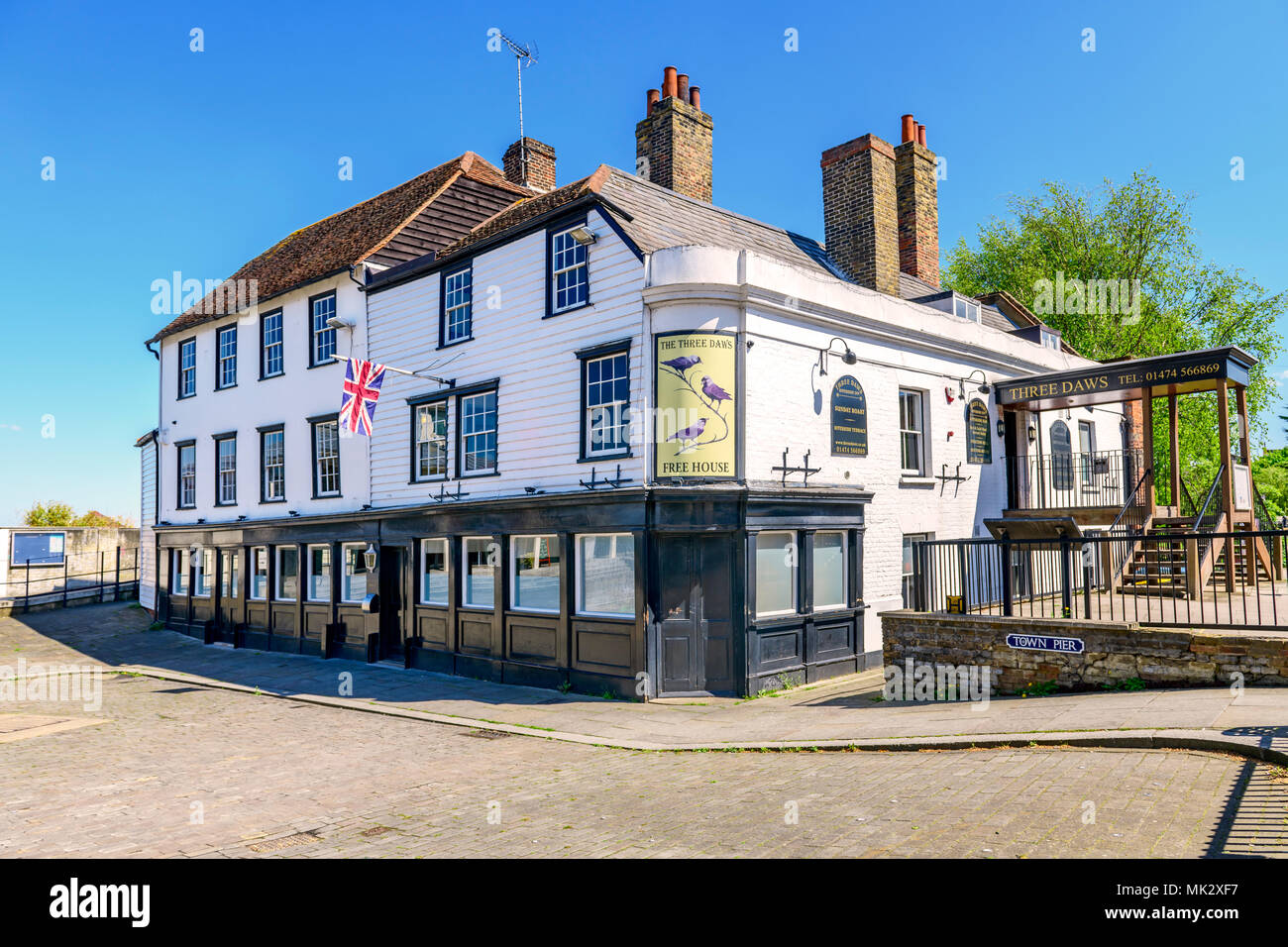 The three daws public house on town pier gravesend Stock Photo - Alamy