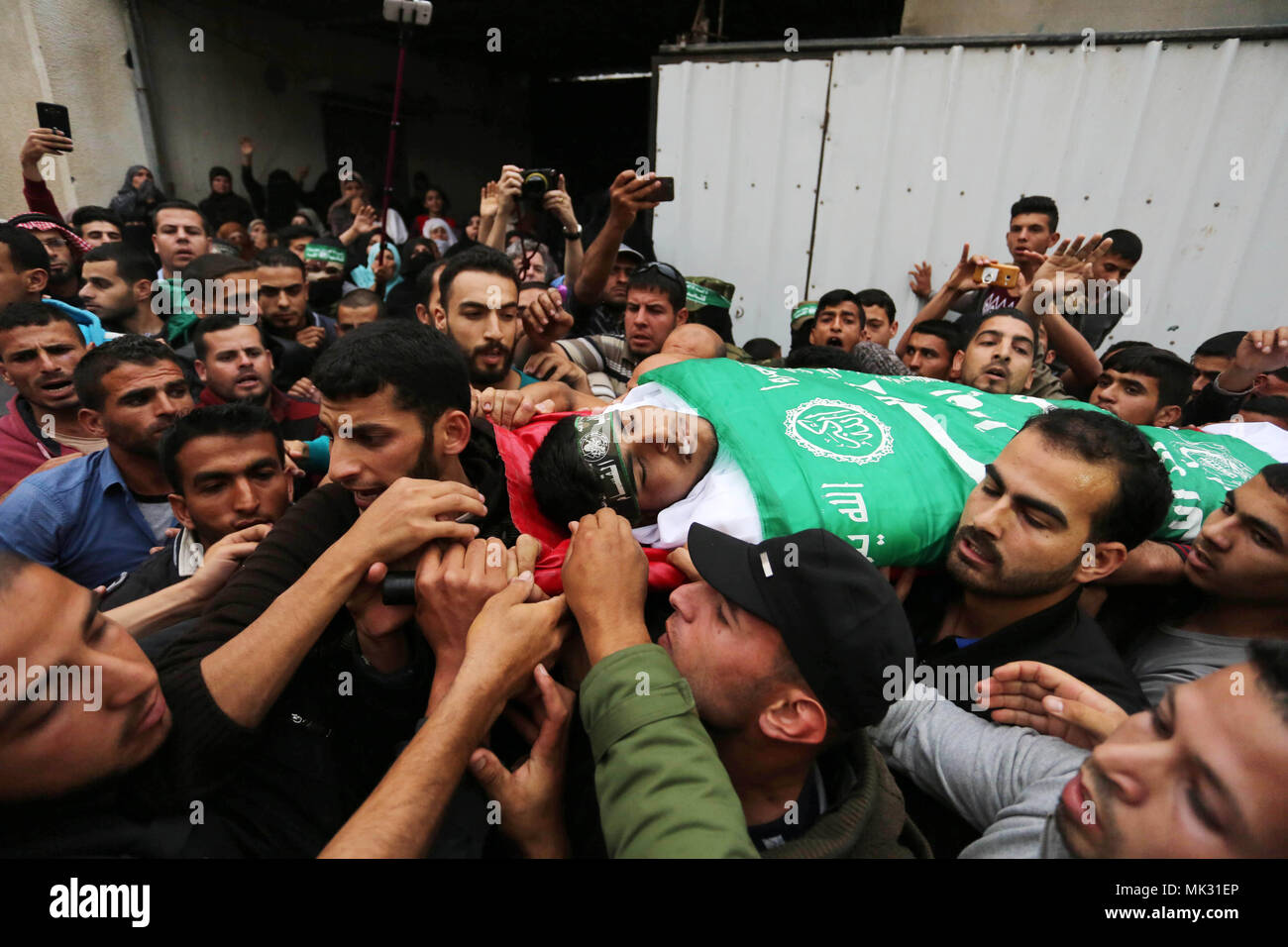 Khan Younis, Gaza Strip, Palestinian Territory. 6th May, 2018. Mourners ...