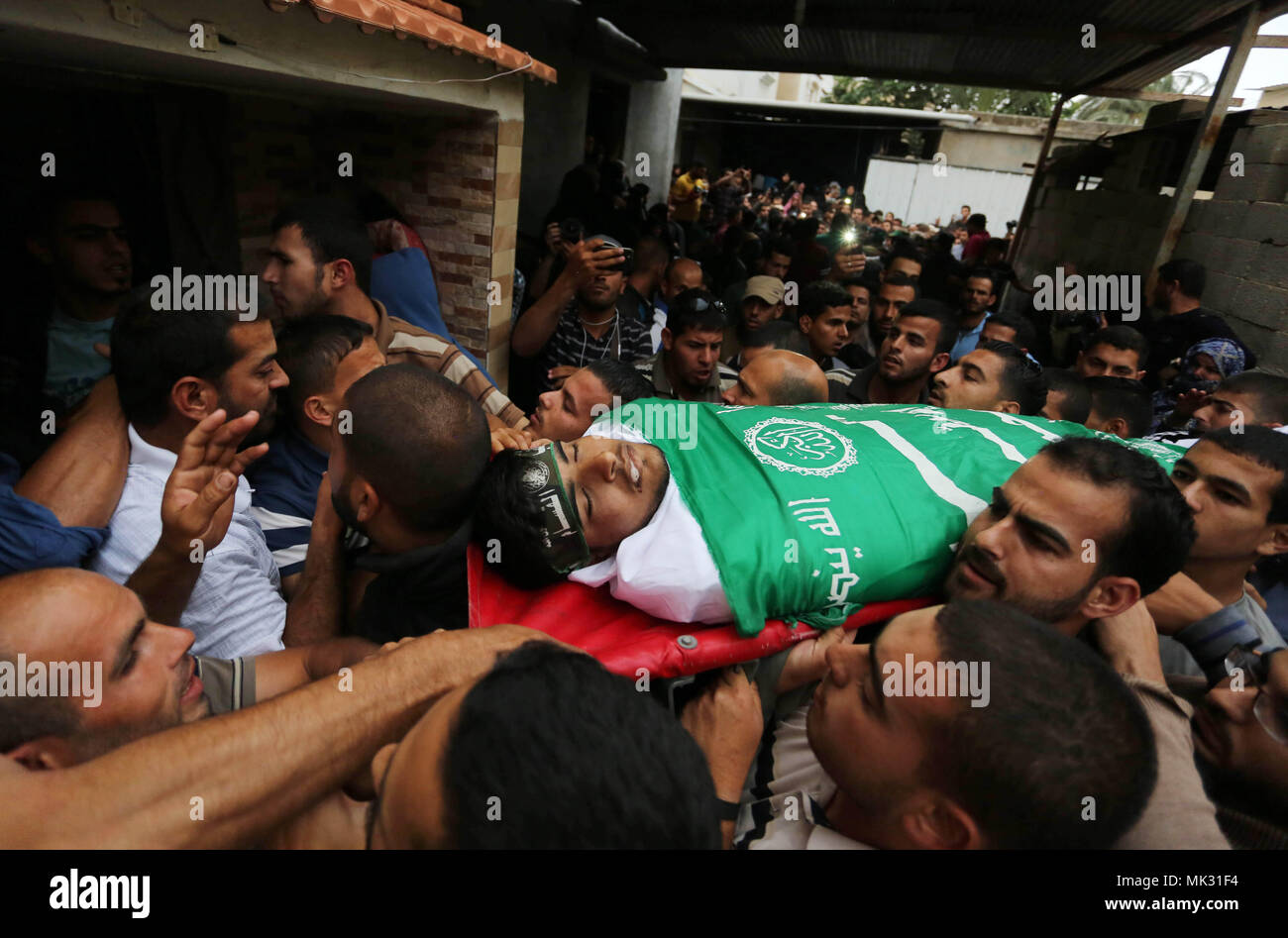 Khan Younis, Gaza Strip, Palestinian Territory. 6th May, 2018. Mourners ...