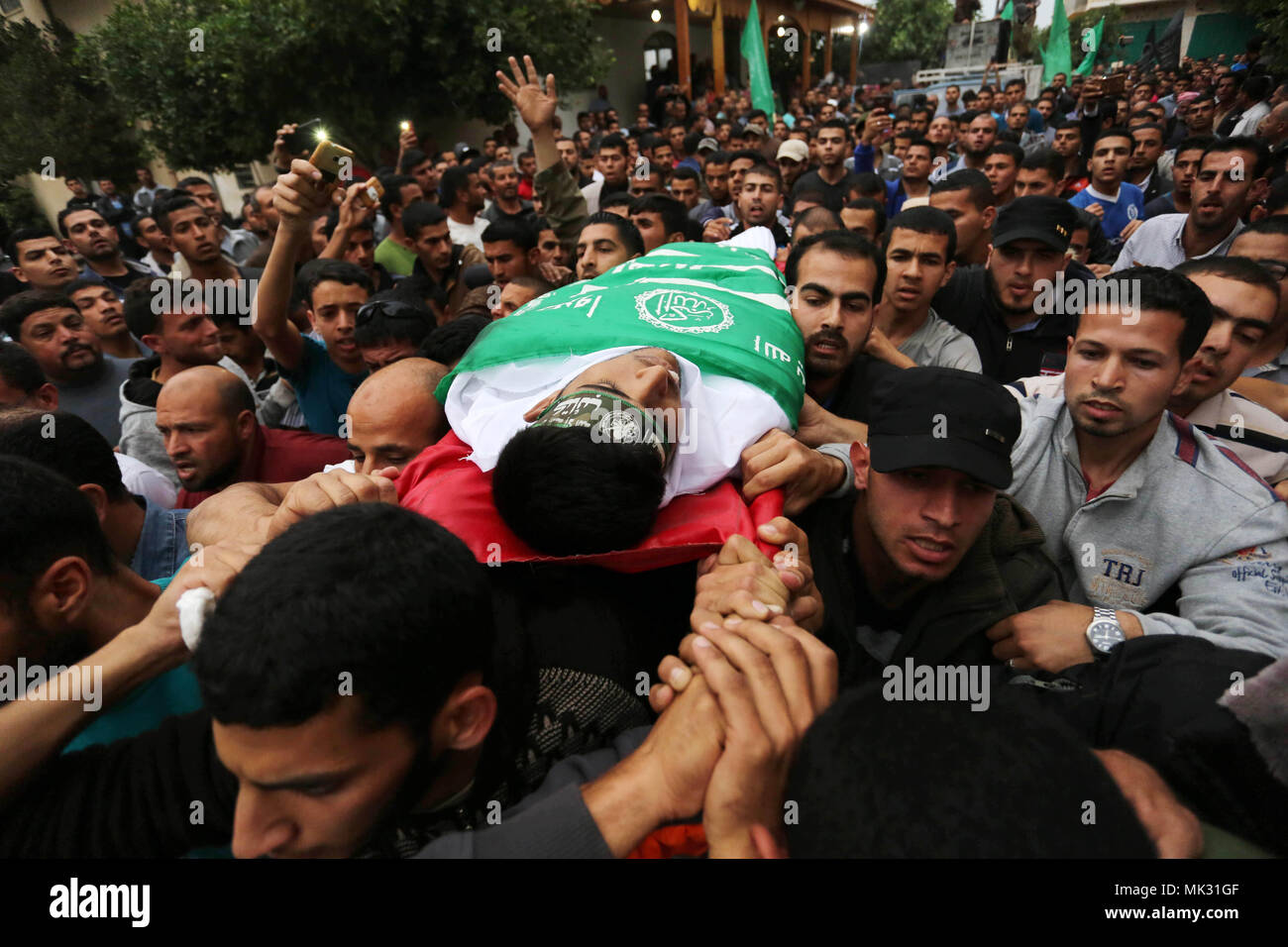 Khan Younis, Gaza Strip, Palestinian Territory. 6th May, 2018. Mourners ...