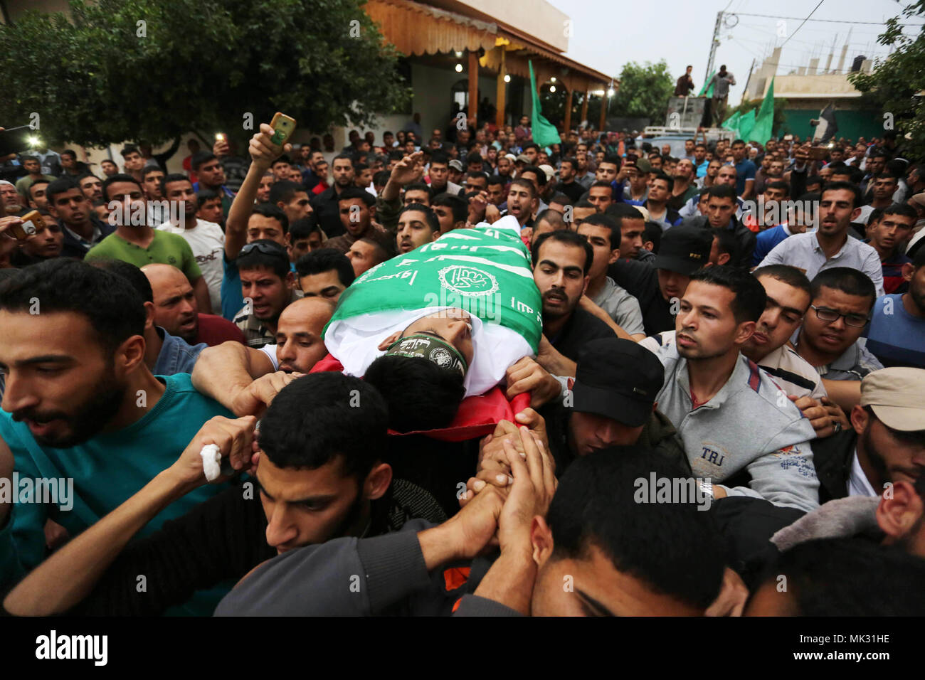 Khan Younis, Gaza Strip, Palestinian Territory. 6th May, 2018. Mourners ...