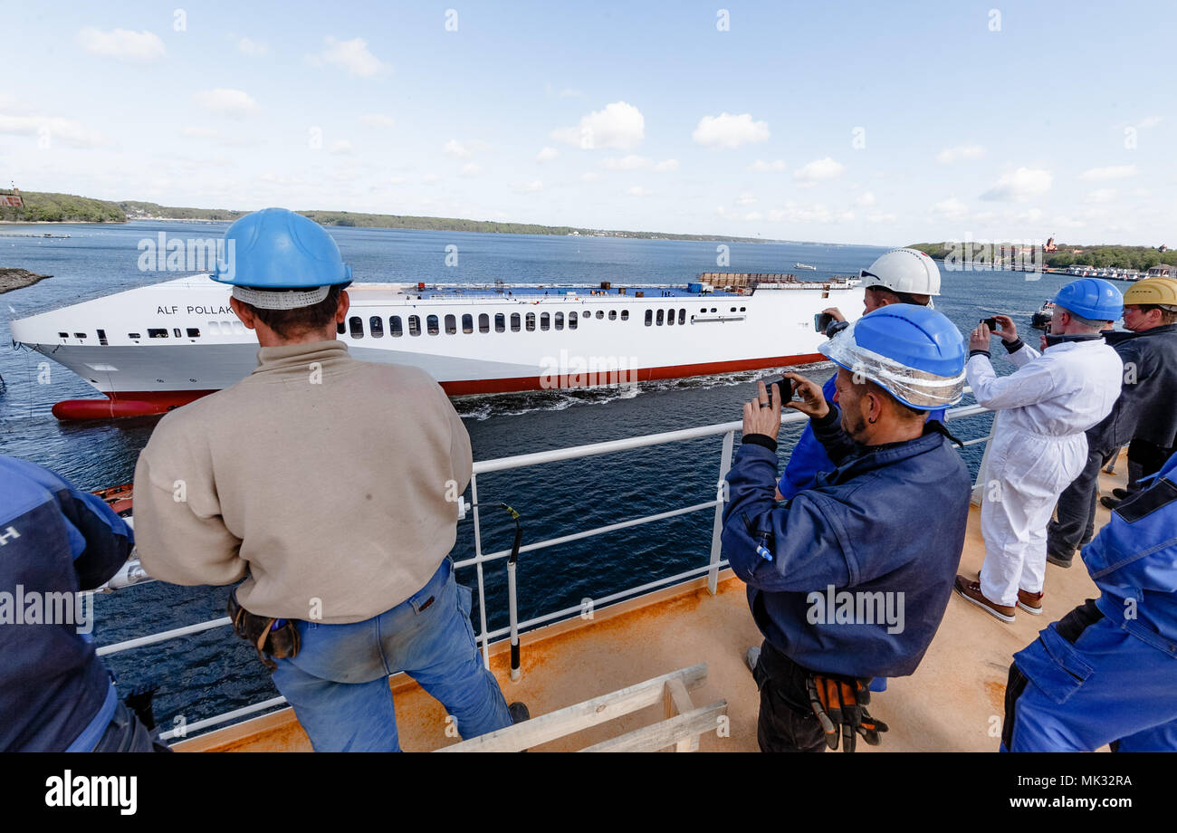 03 May 2018, Germany, Flensburg: Shipyard workers observe the the Roll ...