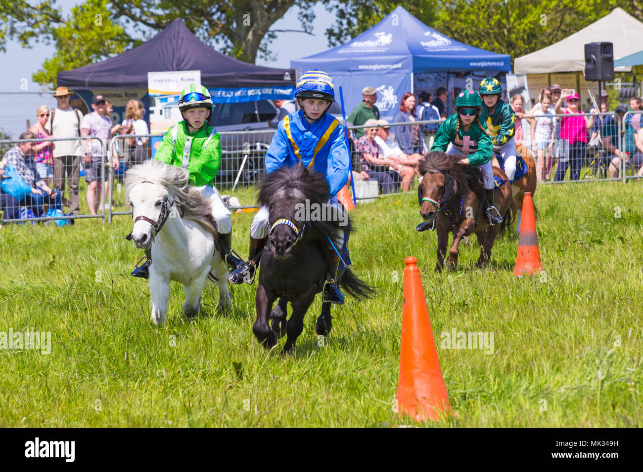 Horse race game fun fair hi-res stock photography and images - Alamy