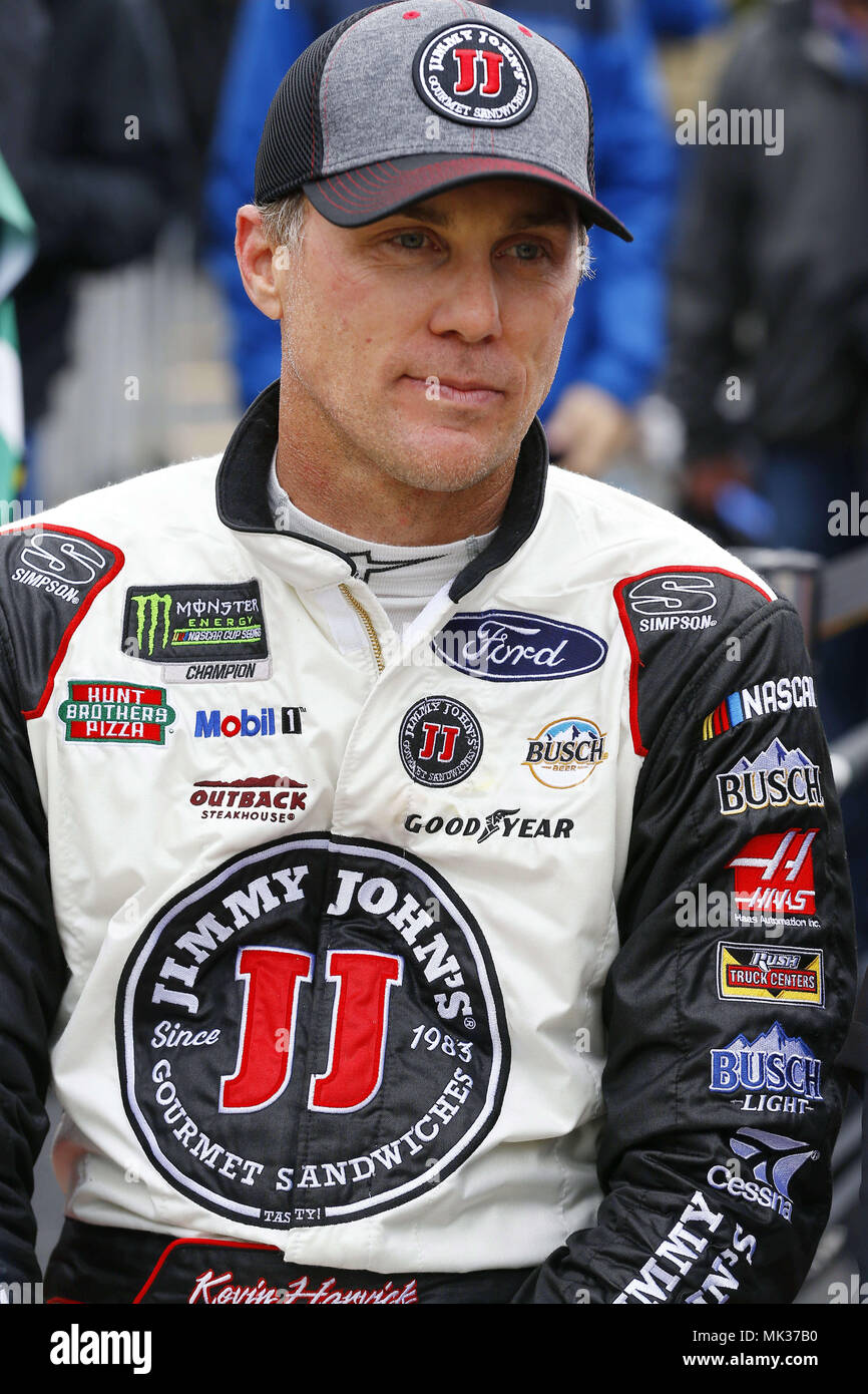 Dover, Delaware, USA. 6th May, 2018. Kevin Harvick (4) hangs out on pit ...
