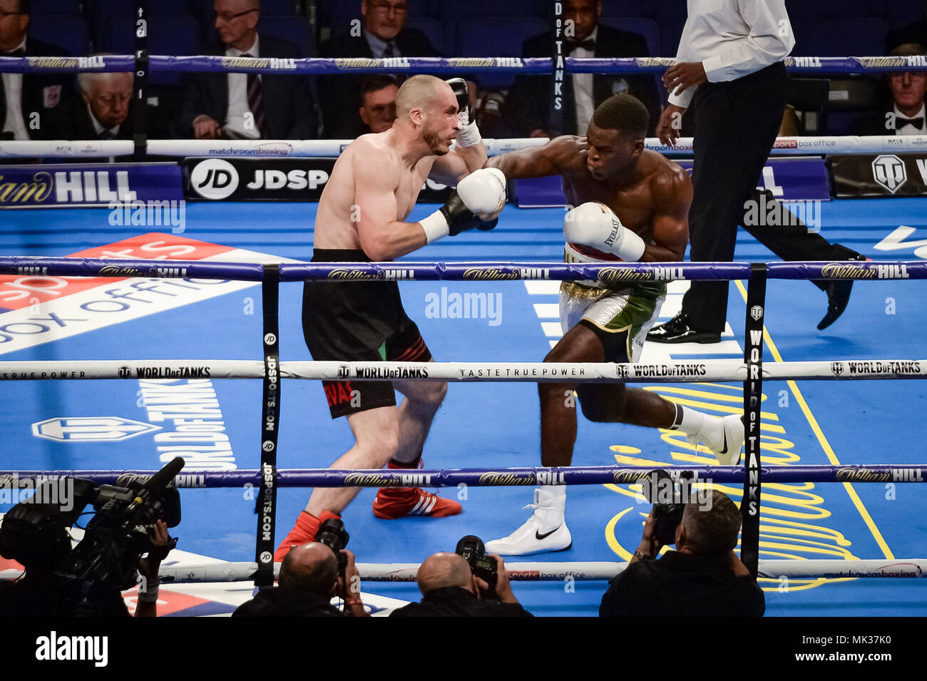 Light heavyweight boxing match hi-res stock photography and images - Alamy