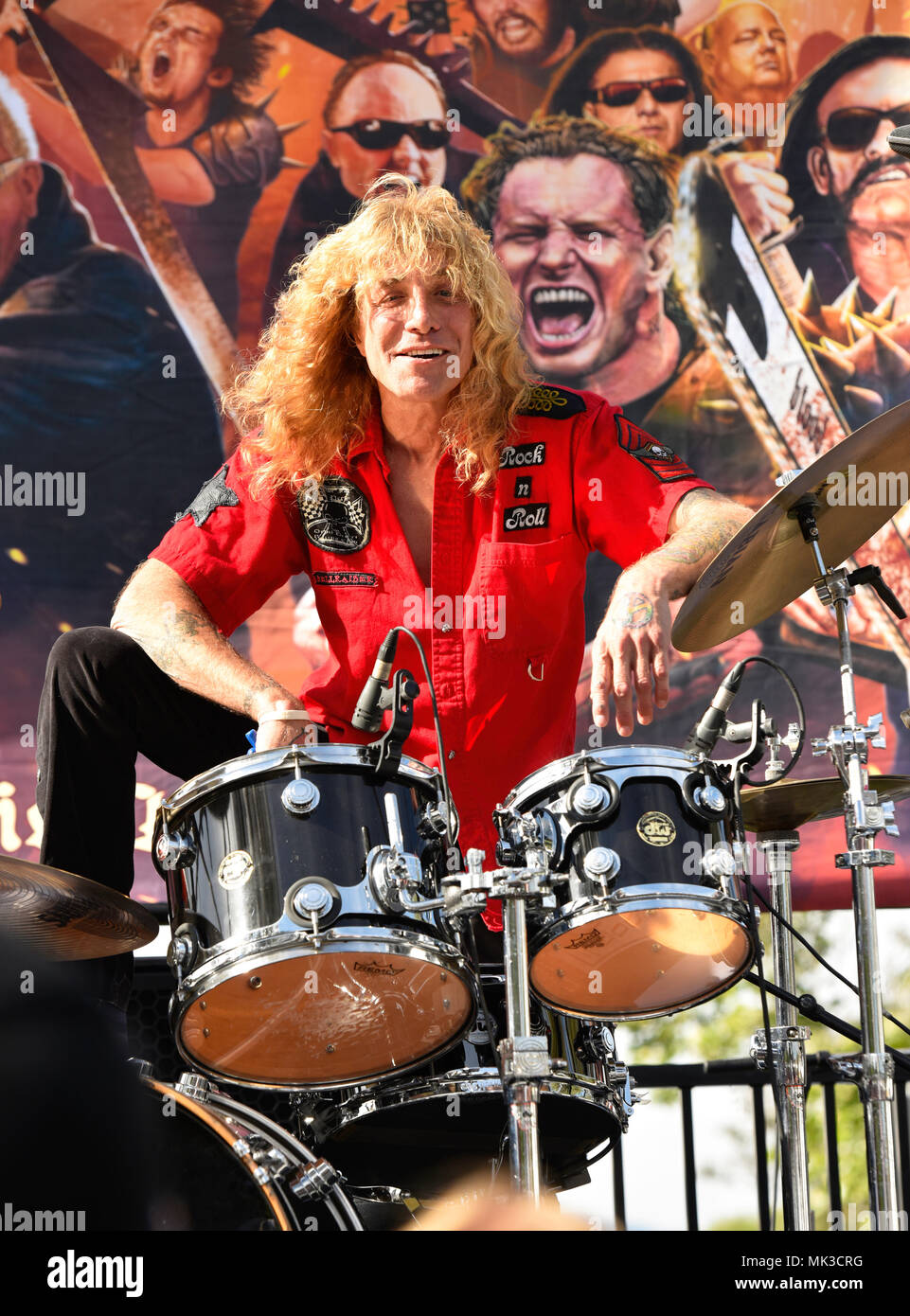 Steven adler drums hi-res stock photography and images - Alamy