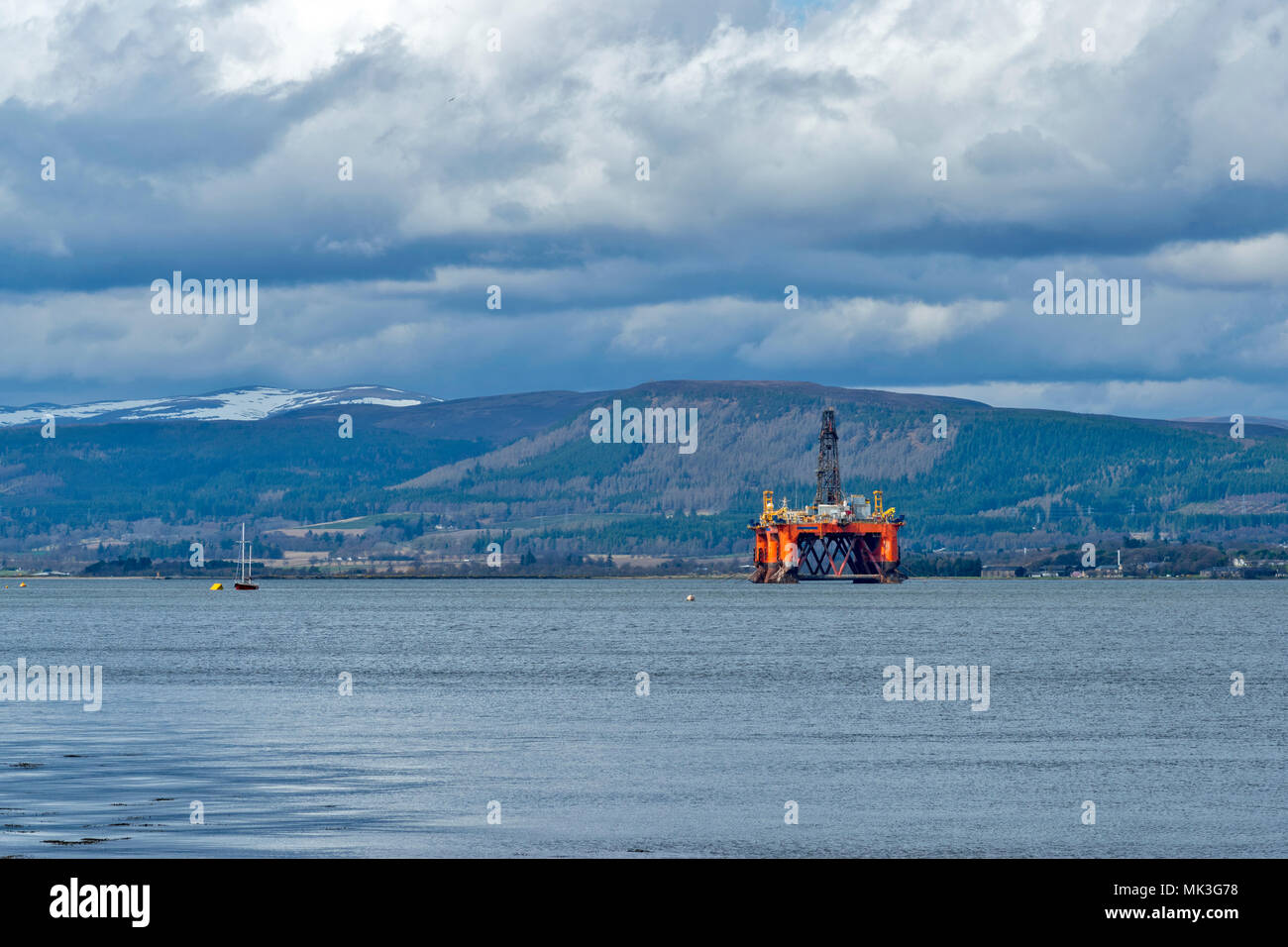 Decommissioned offshore platform hi-res stock photography and images ...