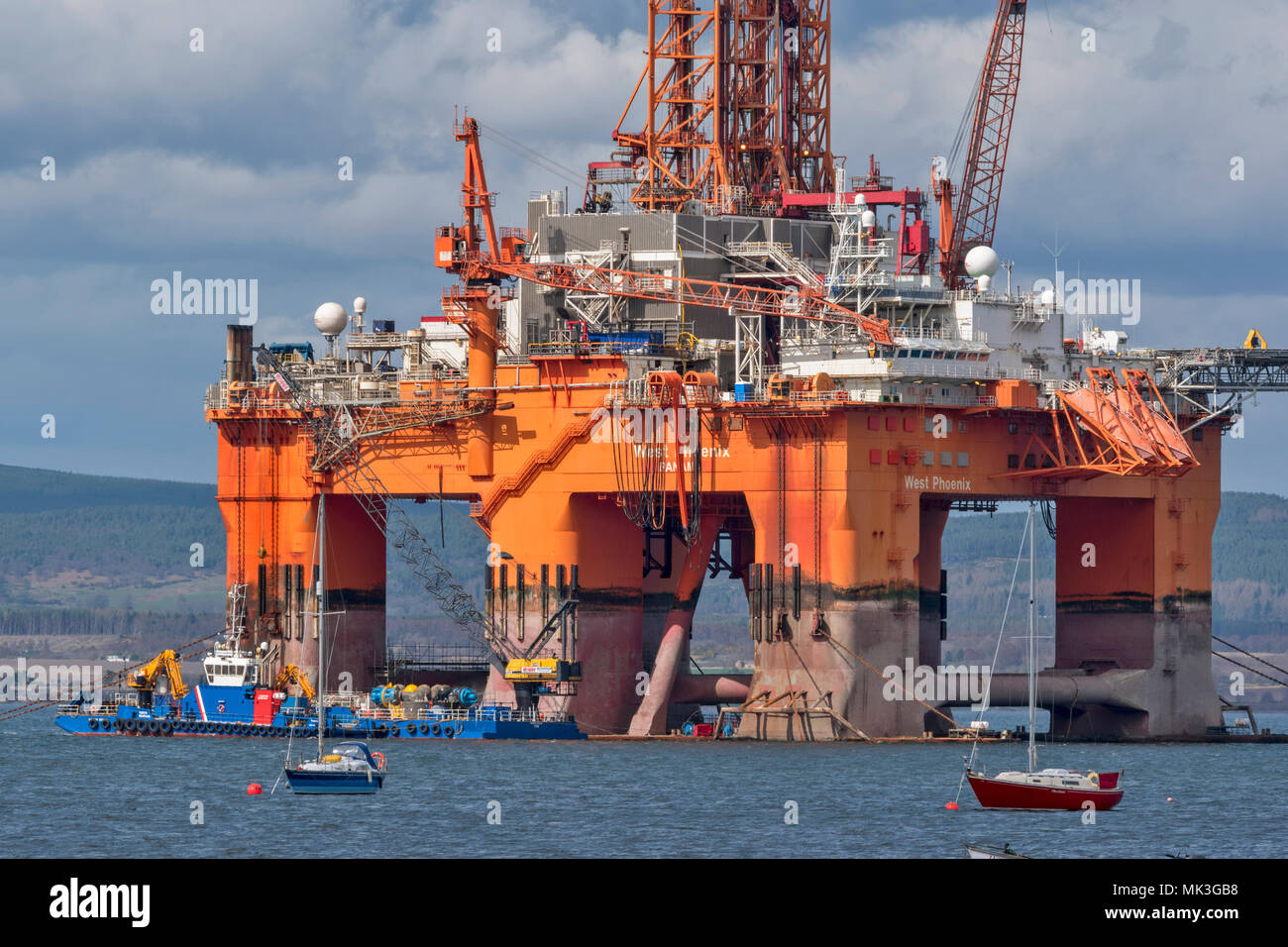 CROMARTY FIRTH SCOTLAND WEST PHOENIX OIL RIG SURROUNDED BY SMALL ...