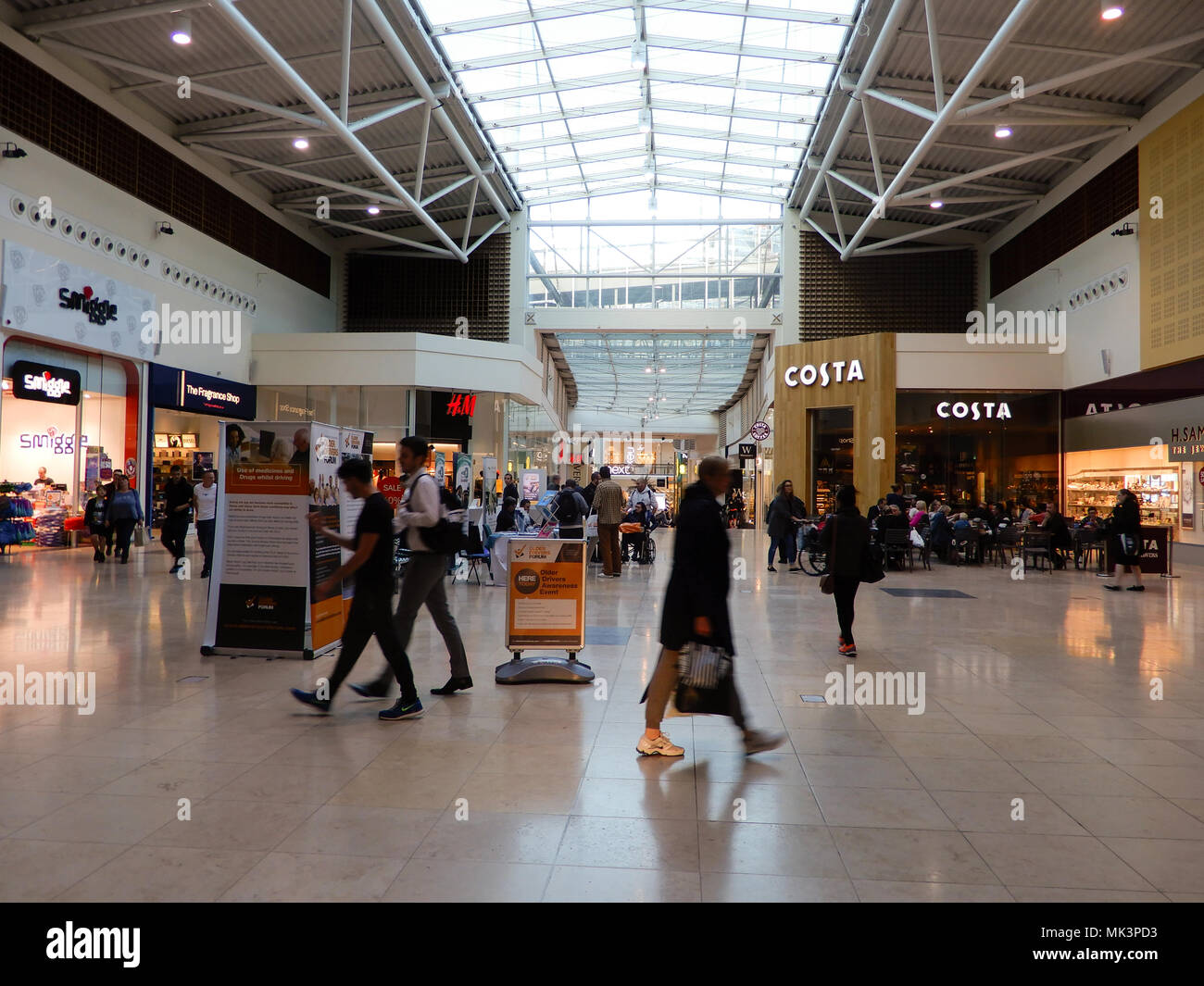 Basingstoke, UK. 5th October 2017. Shoppers in the Festival Place ...