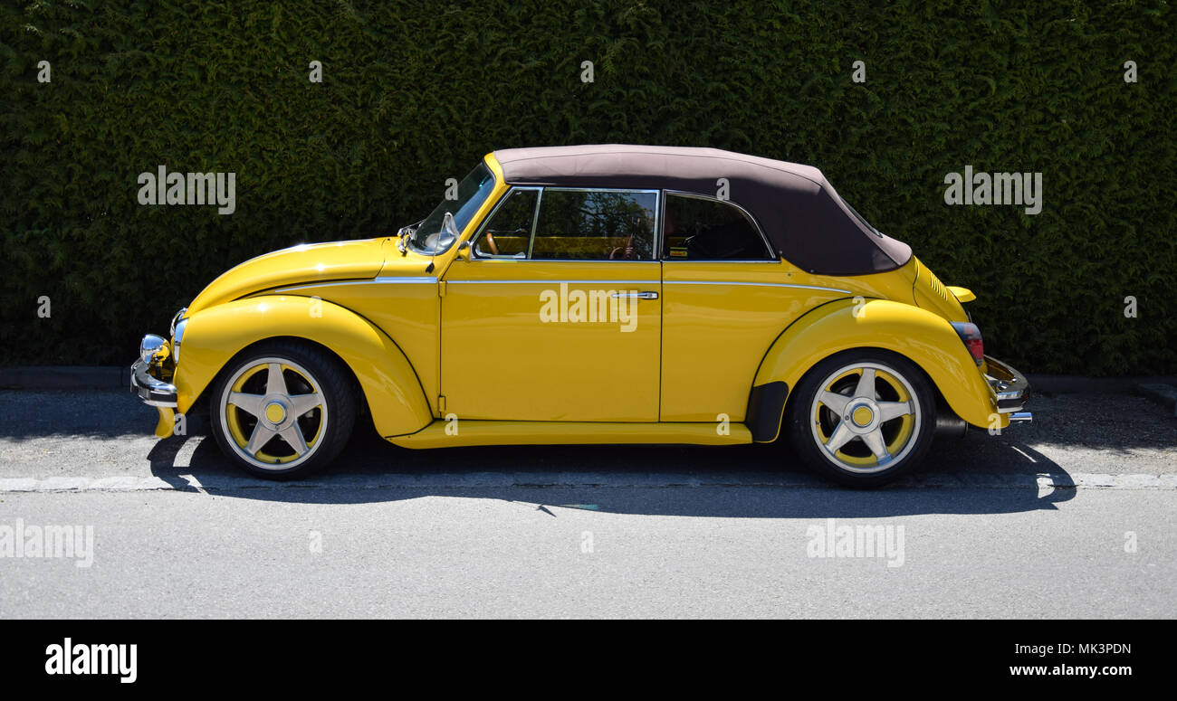 Bright yellow volkswagen beetle hi-res stock photography and images - Alamy