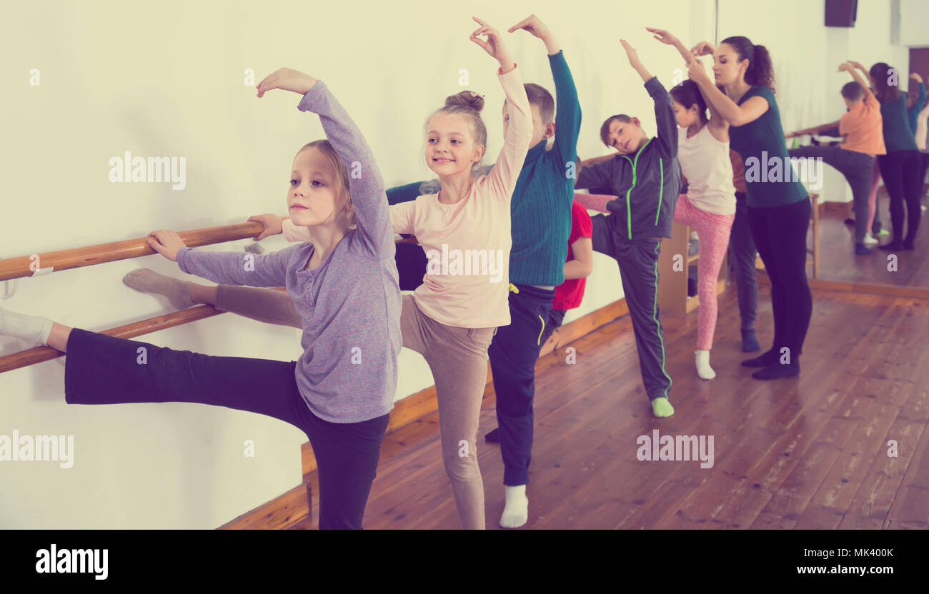 Ballet studio primary hi-res stock photography and images - Alamy