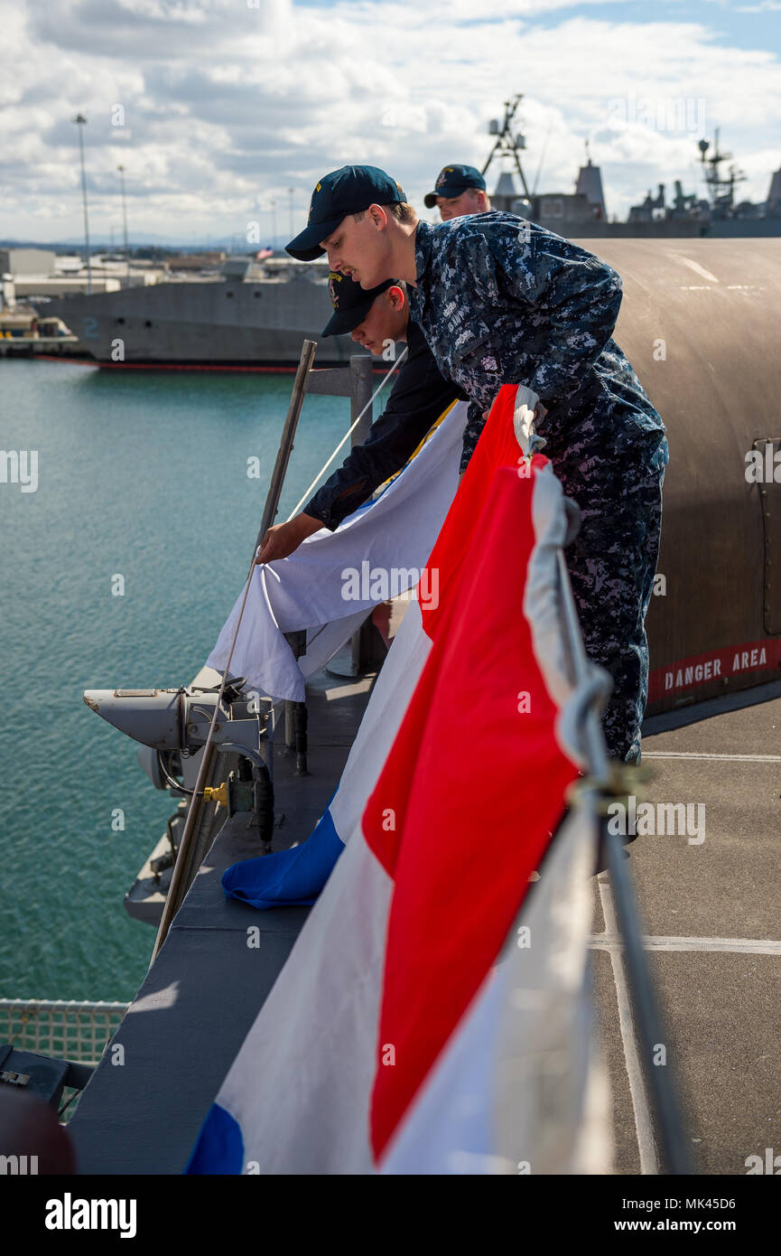 171105-N-KT595-006 SAN DIEGO (Nov. 5, 2017) Sailors assigned to the ...