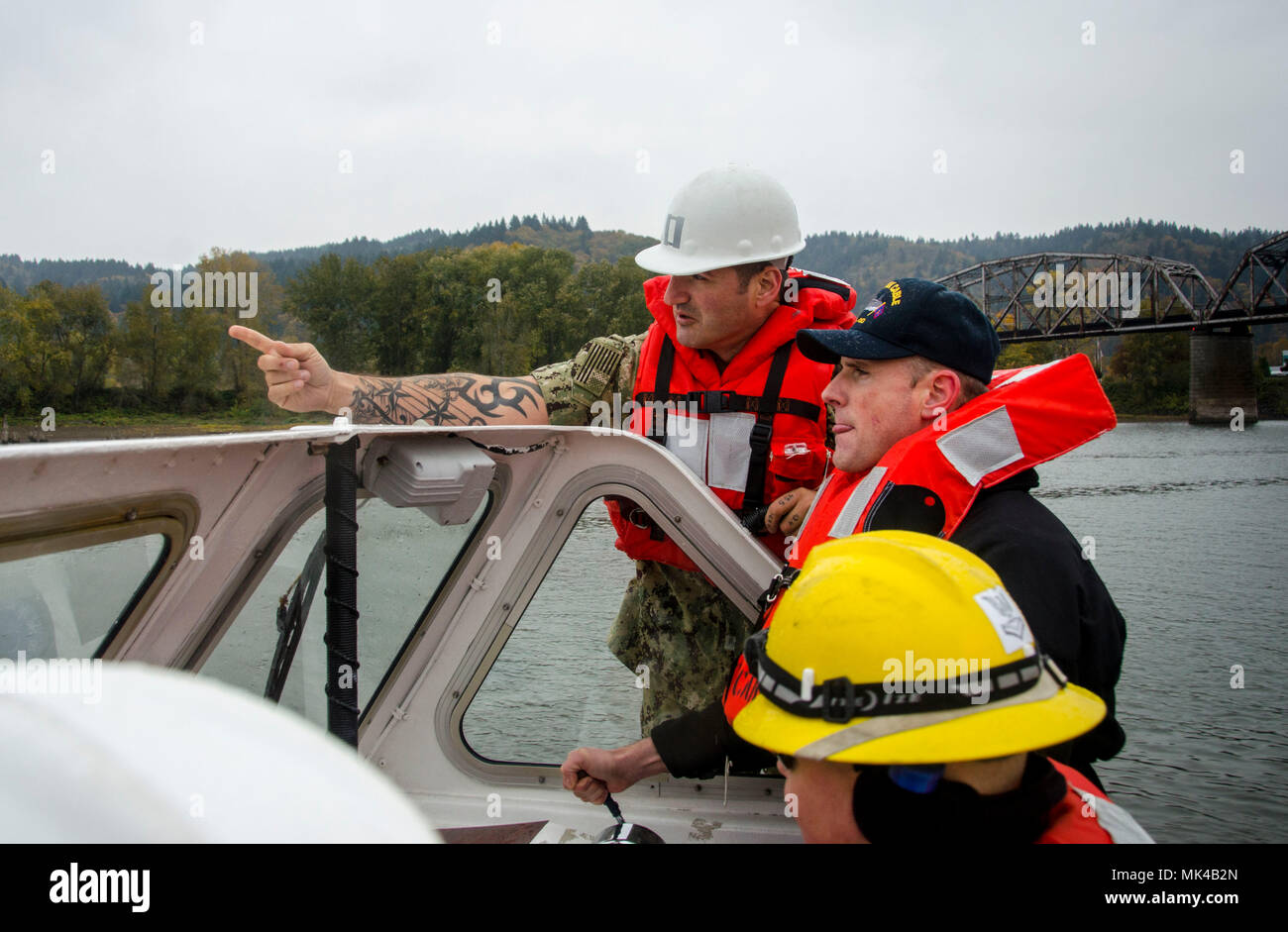 Handling small boats hi-res stock photography and images - Alamy