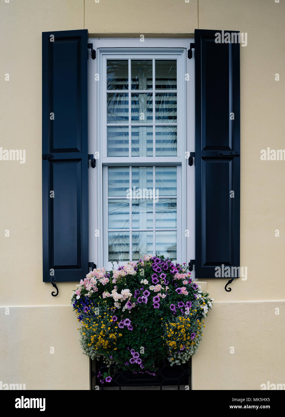 Window boxes hi-res stock photography and images - Alamy
