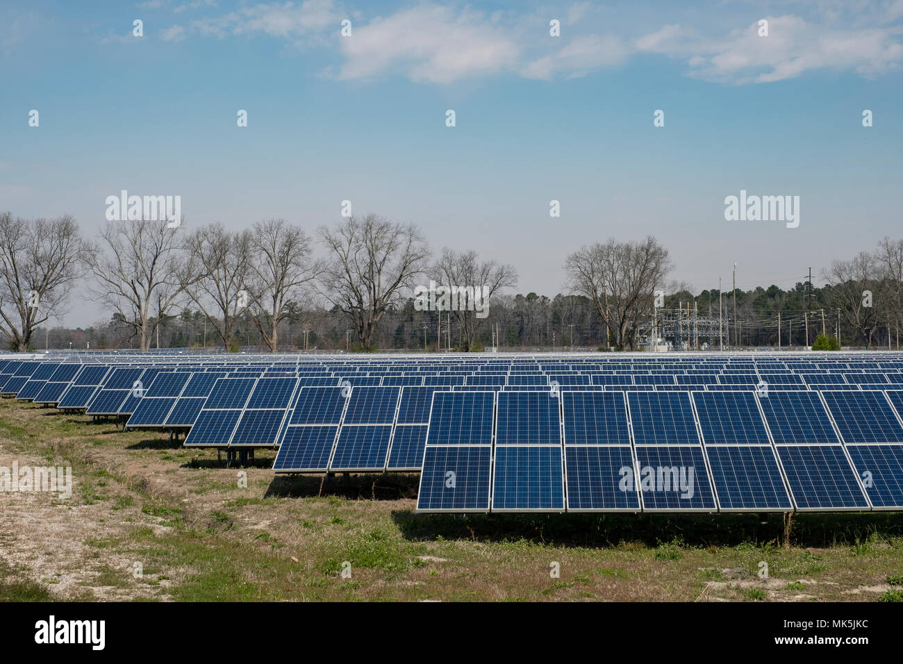 Solar farm stock hi-res stock photography and images - Alamy